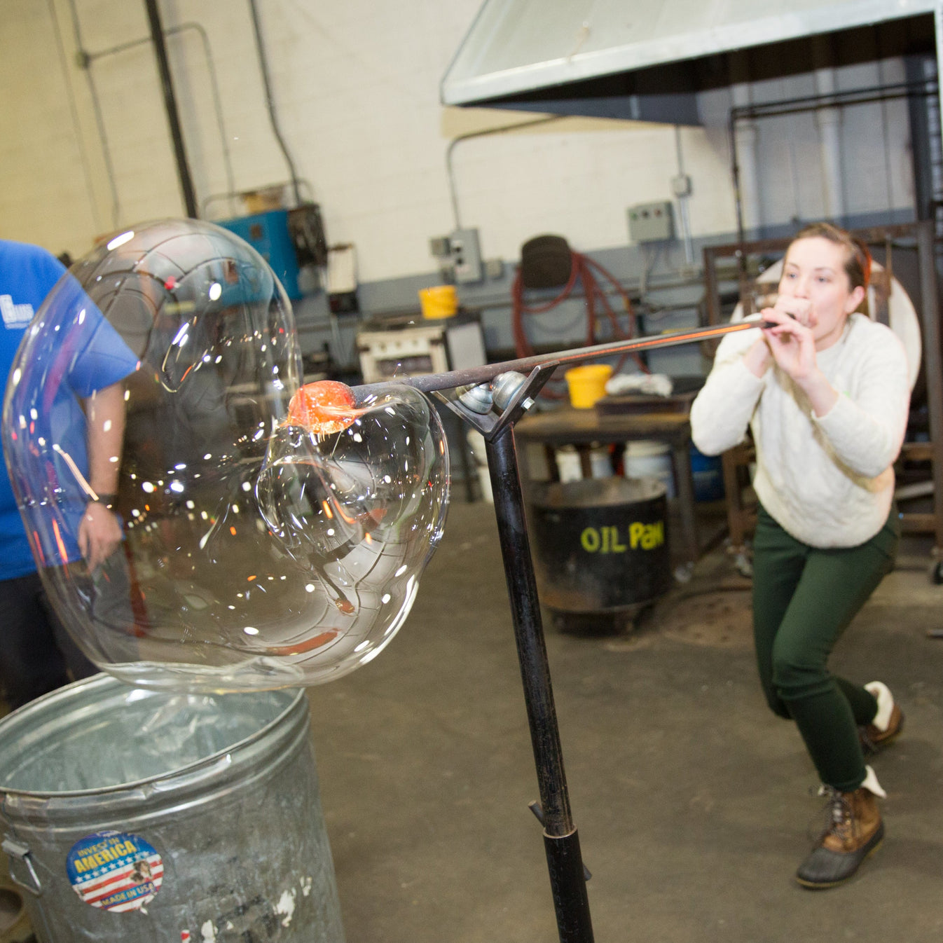 CLASS EXPERIENCE: Big Bubble Blow – Glass Academy